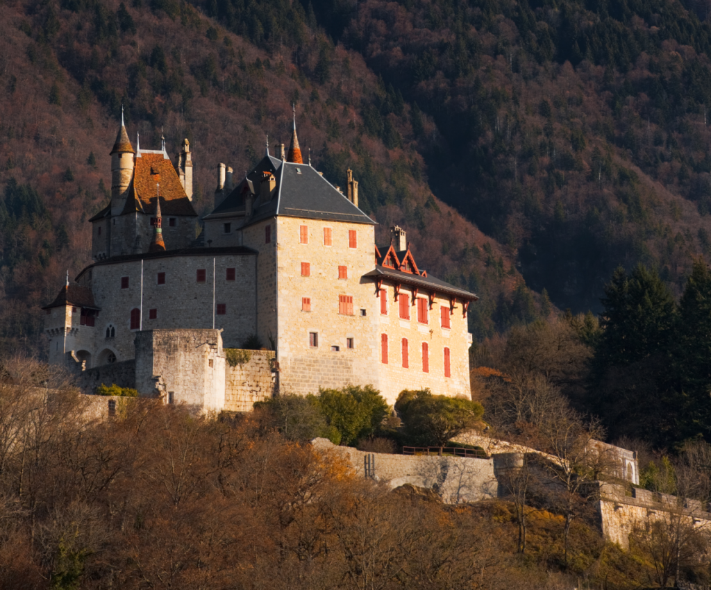 Le Château de Menthon Saint Bernard domine le lac d'Annecy